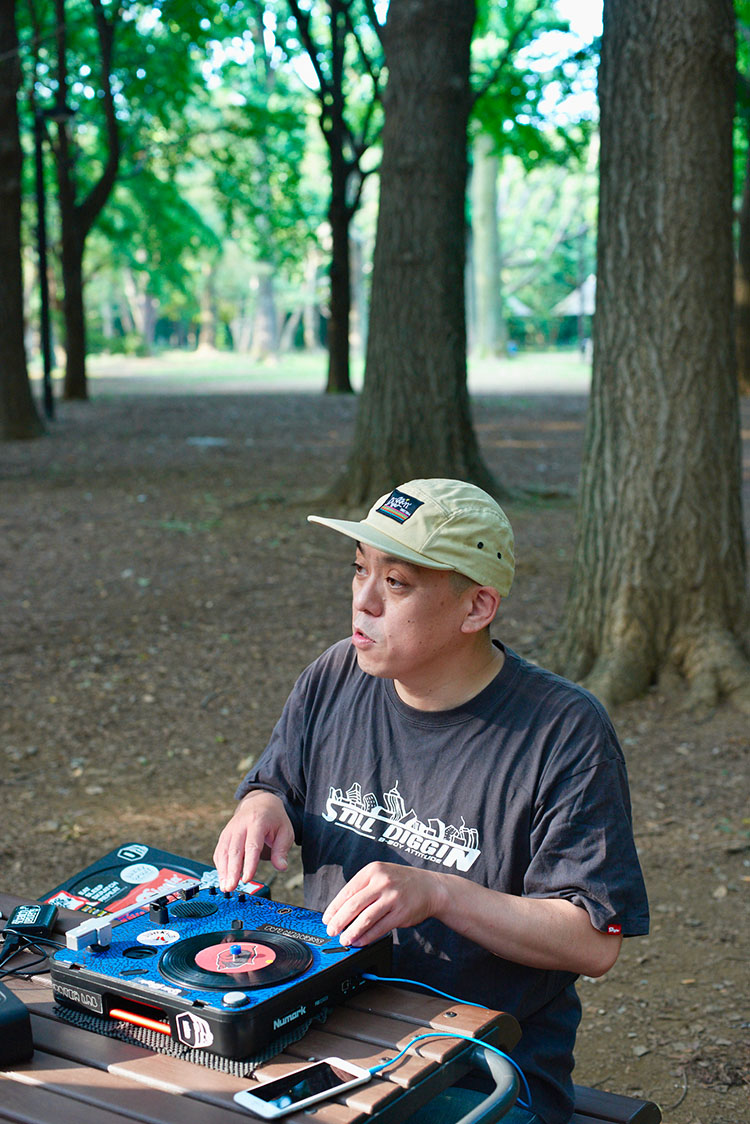 知ってるようで知らない「スクラッチ」のこと。ターンテーブルを楽器にした魔法の歴史をDJ KEN-ONEが振り返る - Always Listening by Audio-Technica ...